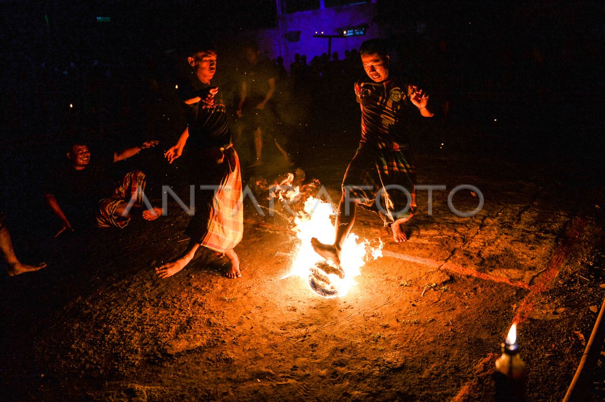 Permainan sepak bola api di Kabupaten Bandung | ANTARA Foto