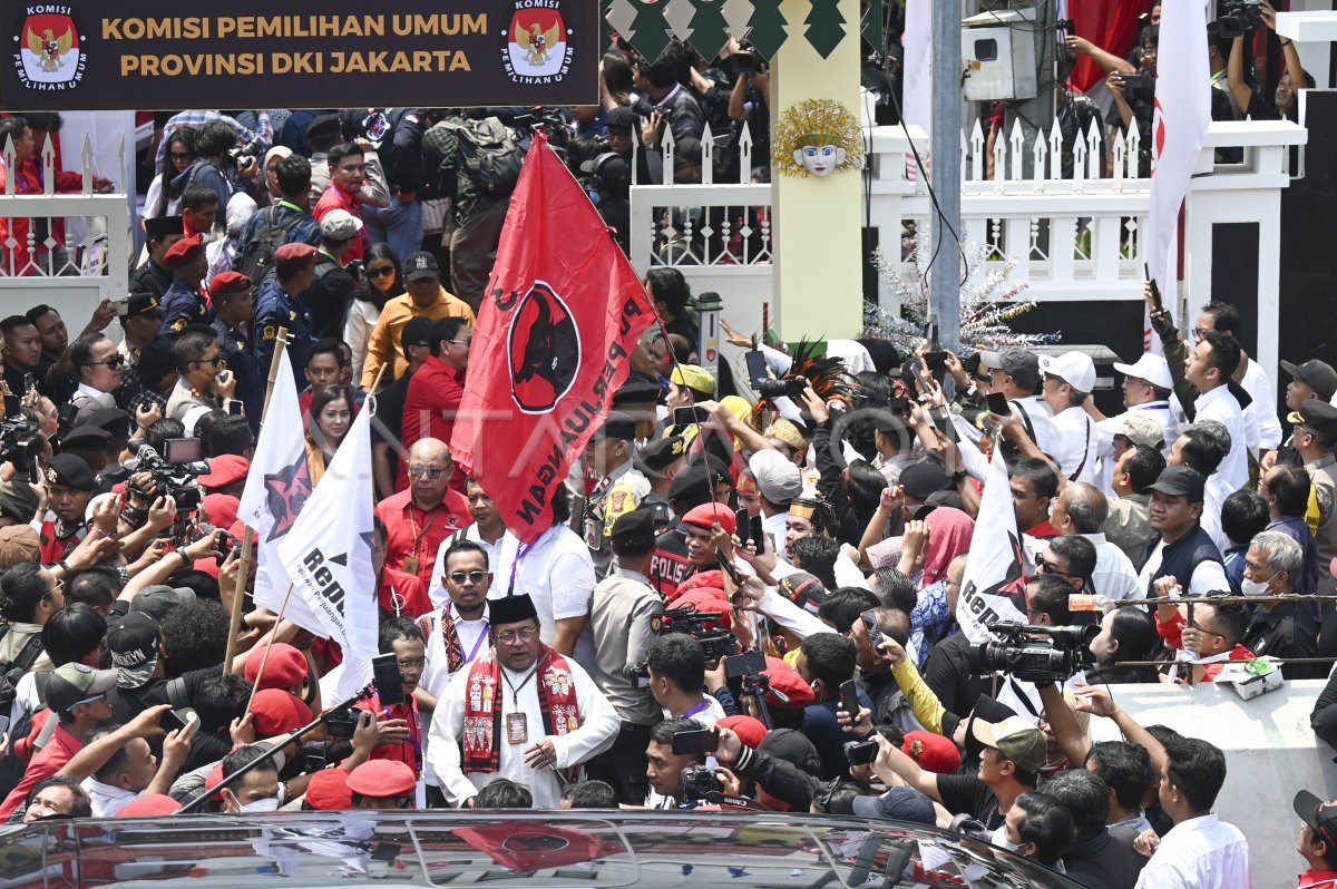 Pramono-Rano disambut pendukung usai daftar Pilgub DKI Jakarta | ANTARA Foto