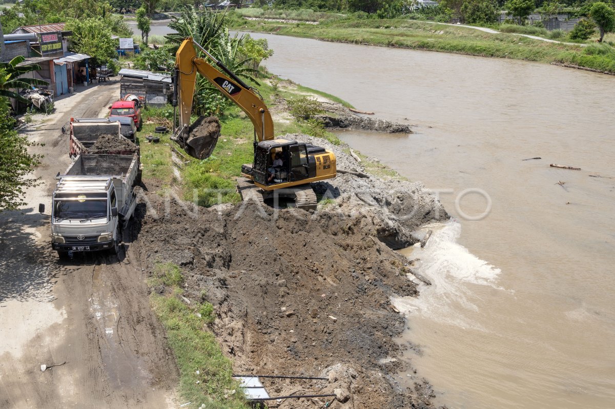 Pengerukan sedimentasi di Sungai Palu | ANTARA Foto
