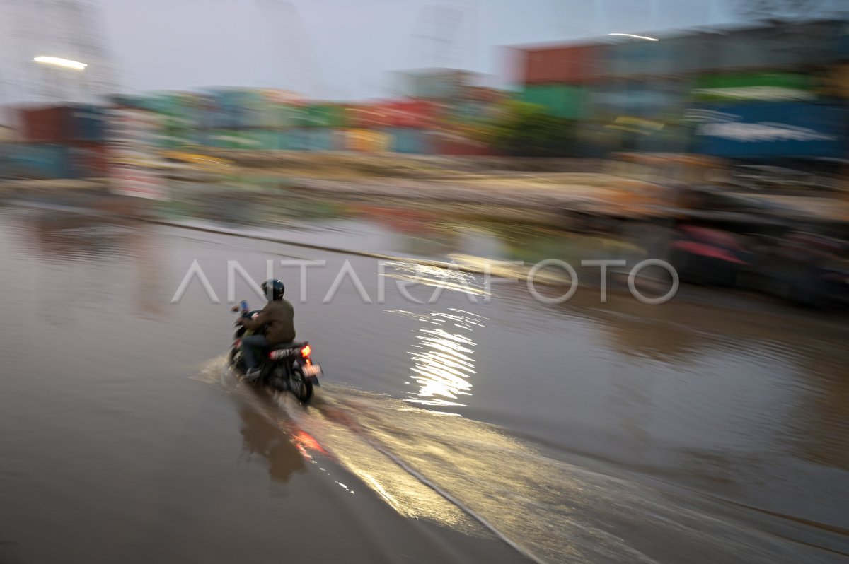 Banjir rob di Pelabuhan Sunda Kelapa | ANTARA Foto