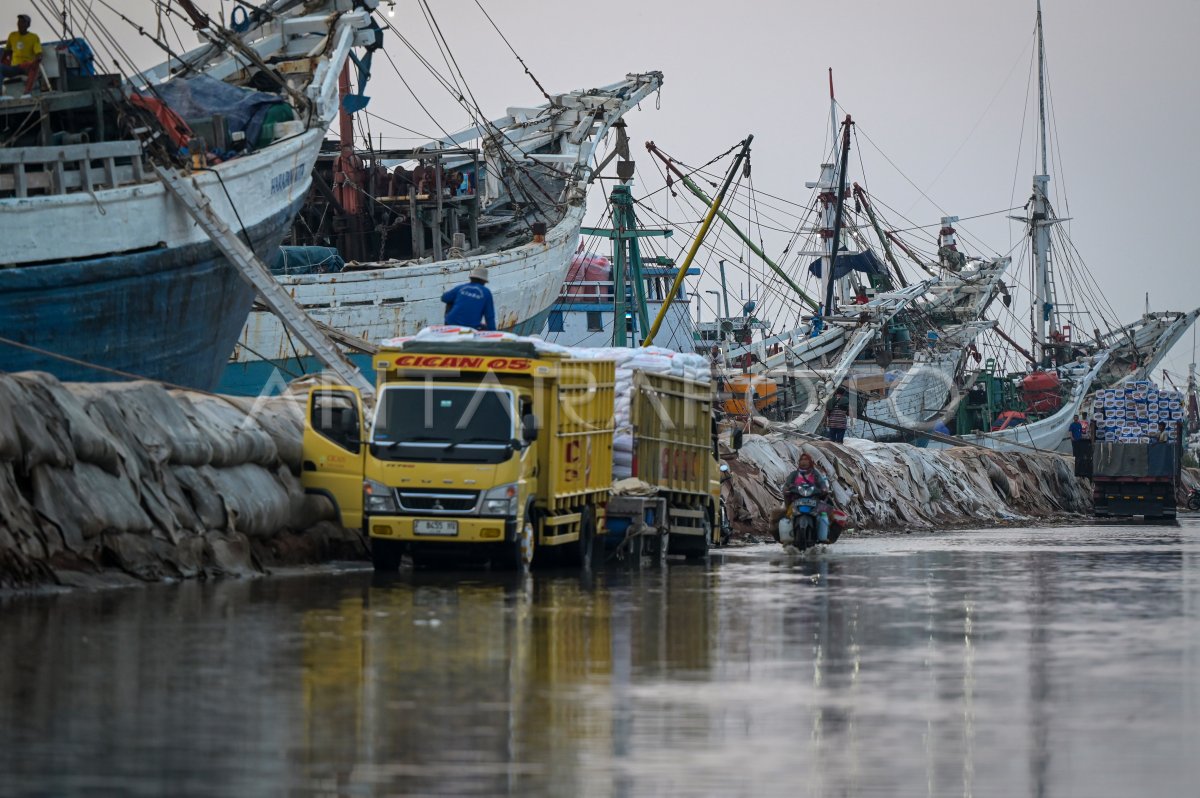 Banjir rob di Pelabuhan Sunda Kelapa | ANTARA Foto