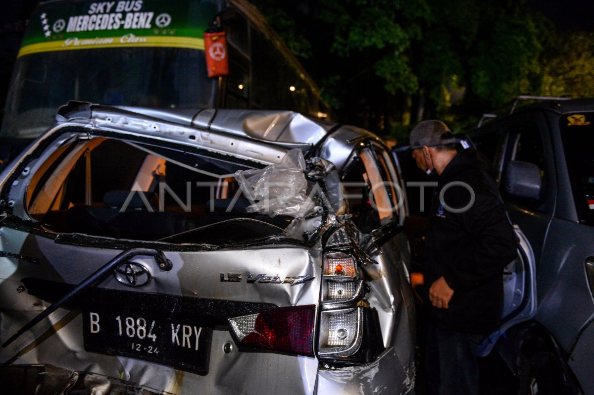 Pascakecelakaan beruntun di Tol Cipularang | ANTARA Foto