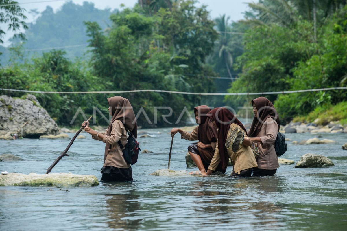 Akses jembatan gantung rusak di Lebak | ANTARA Foto Akses jembatan gantung rusak di Lebak | ANTARA Foto