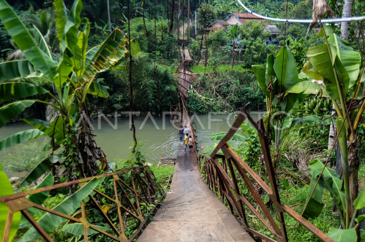 Akses jembatan gantung rusak di Lebak | ANTARA Foto Akses jembatan gantung rusak di Lebak | ANTARA Foto