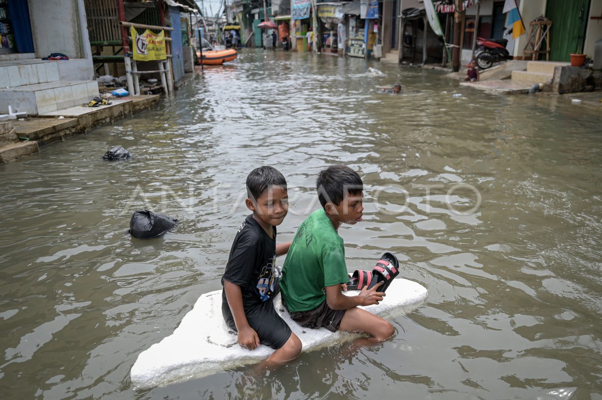 Banjir rob di Muara Angke | ANTARA Foto