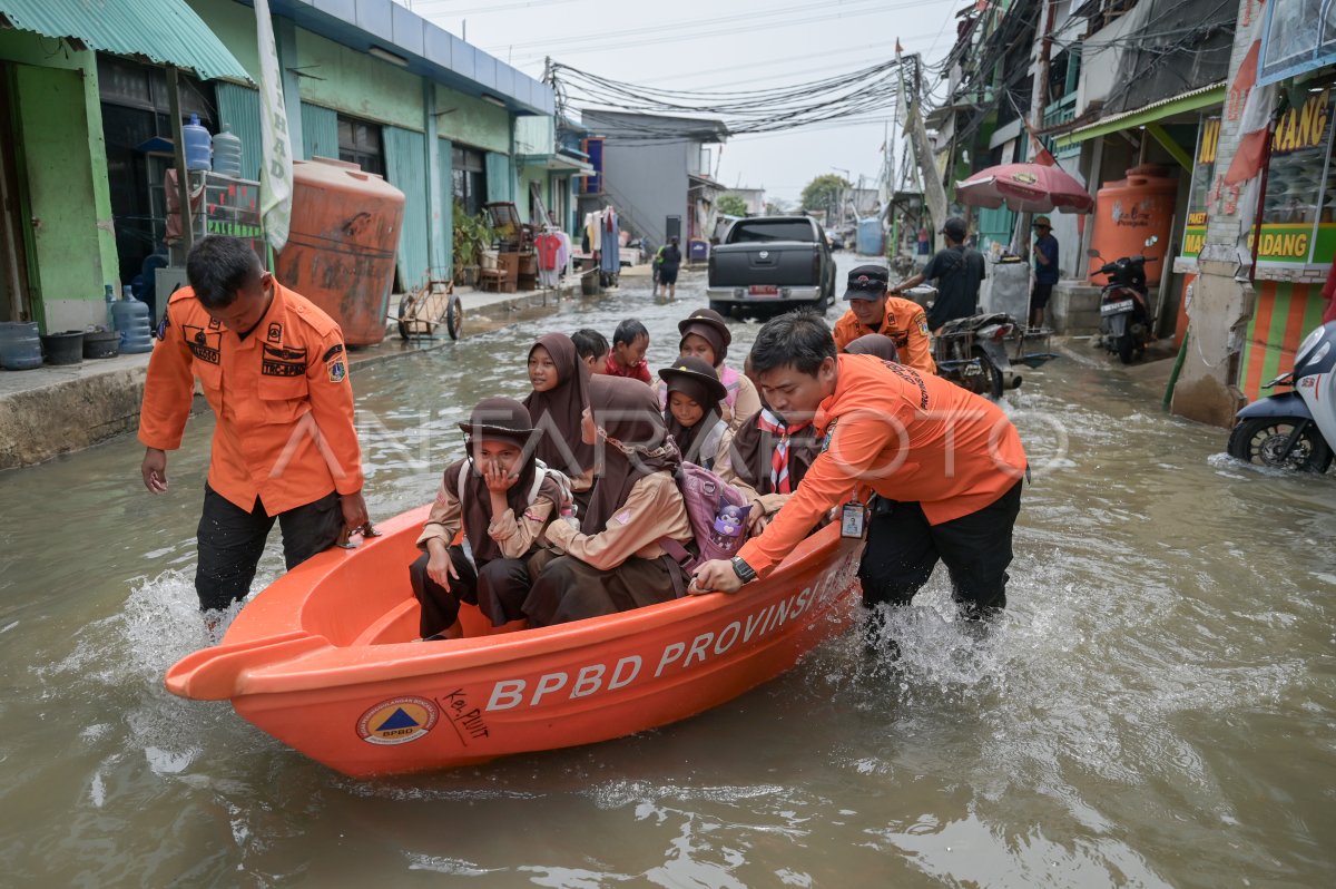 Banjir rob di Muara Angke | ANTARA Foto