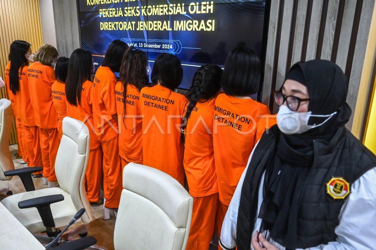 Ditjen Imigrasi amankan 12 WNA diduga PSK | ANTARA Foto