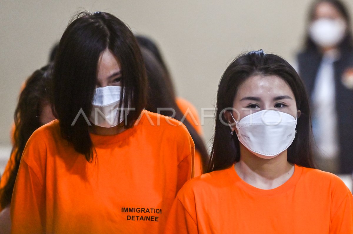 Ditjen Imigrasi amankan 12 WNA diduga PSK | ANTARA Foto