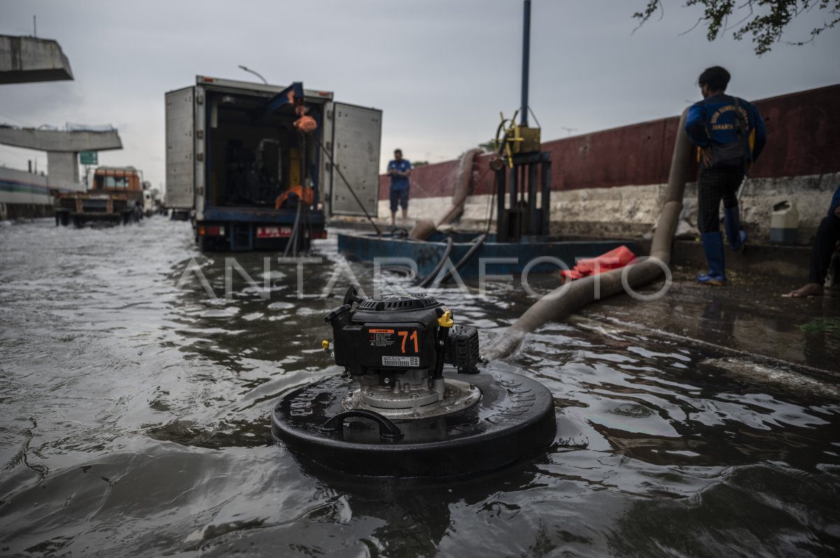 Penanganan banjir rob di Jakarta Utara | ANTARA Foto