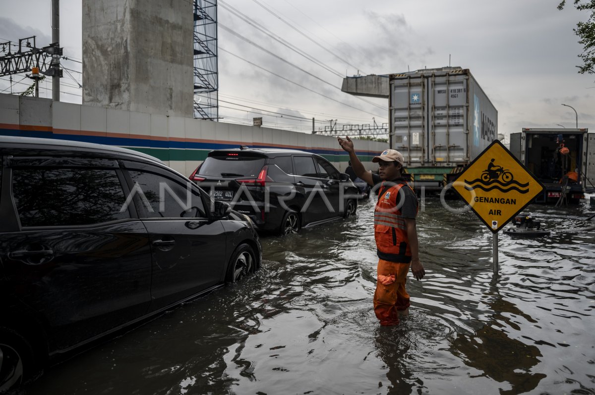 Penanganan banjir rob di Jakarta Utara | ANTARA Foto