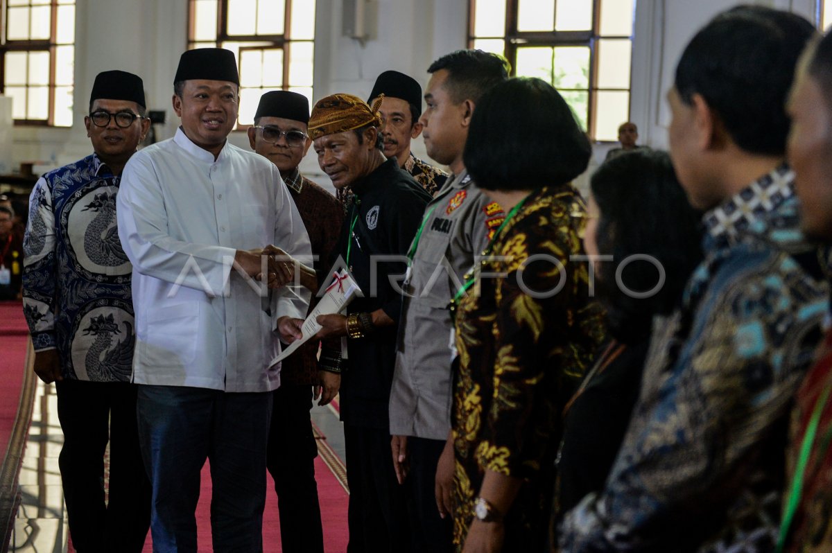 Menteri ATR/BPN serahkan sertipikat tanah di Banten | ANTARA Foto
