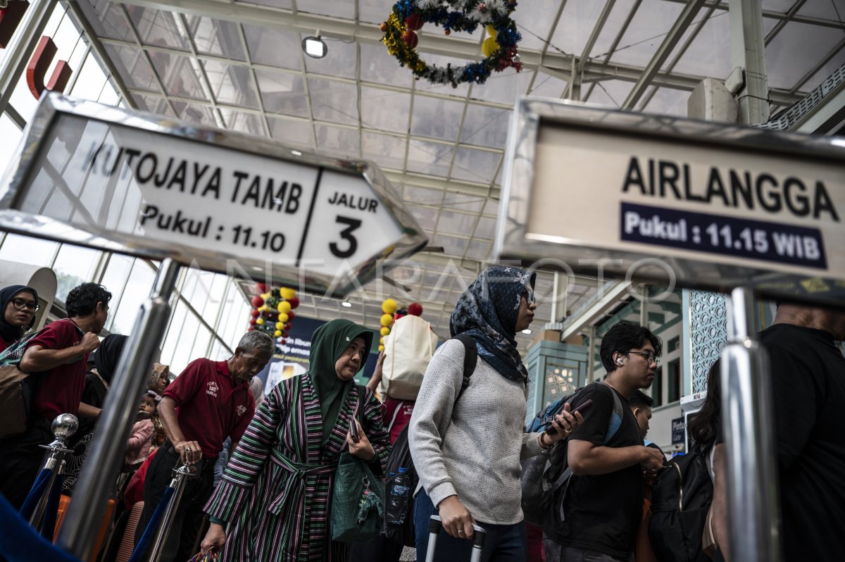 Arus mudik Natal dan Tahun Baru 2025 di Stasiun Senen | ANTARA Foto