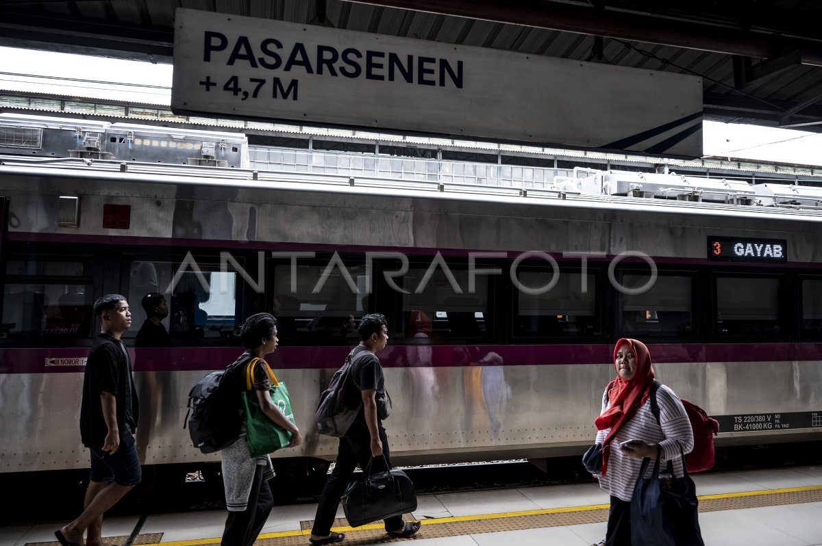 Arus mudik Natal dan Tahun Baru 2025 di Stasiun Senen | ANTARA Foto