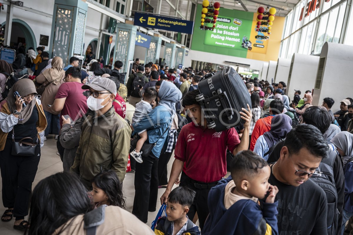 Arus mudik Natal dan Tahun Baru 2025 di Stasiun Senen | ANTARA Foto