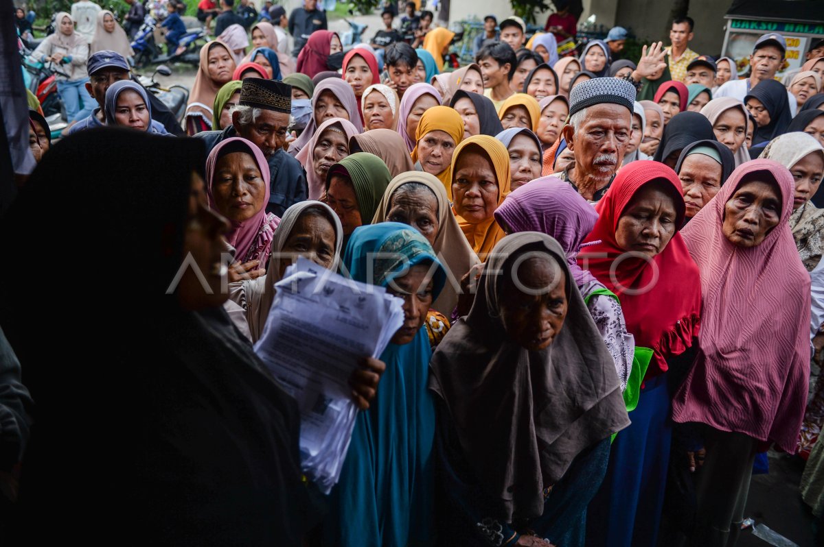 Penyaluran bantuan sosial Kemensos | ANTARA Foto Penyaluran bantuan sosial Kemensos | ANTARA Foto
