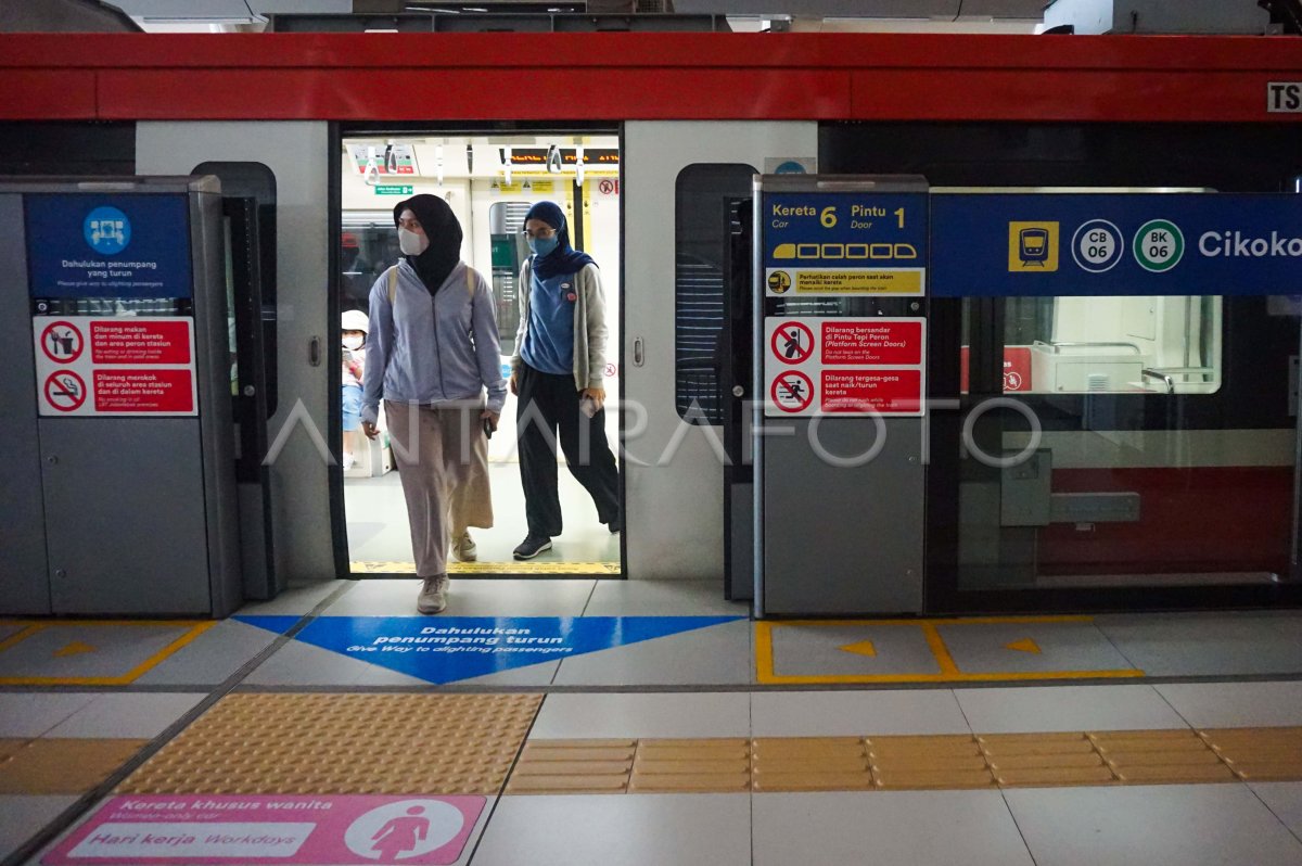 Pengoperasian kereta khusus wanita LRT Jabodebek | ANTARA Foto