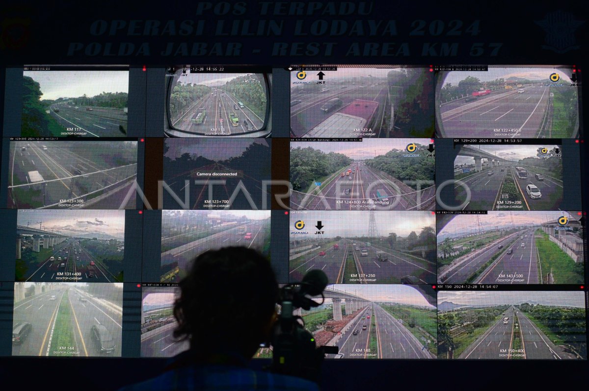 Arus kendaraan di Gerbang Tol Cikampek Utama | ANTARA Foto