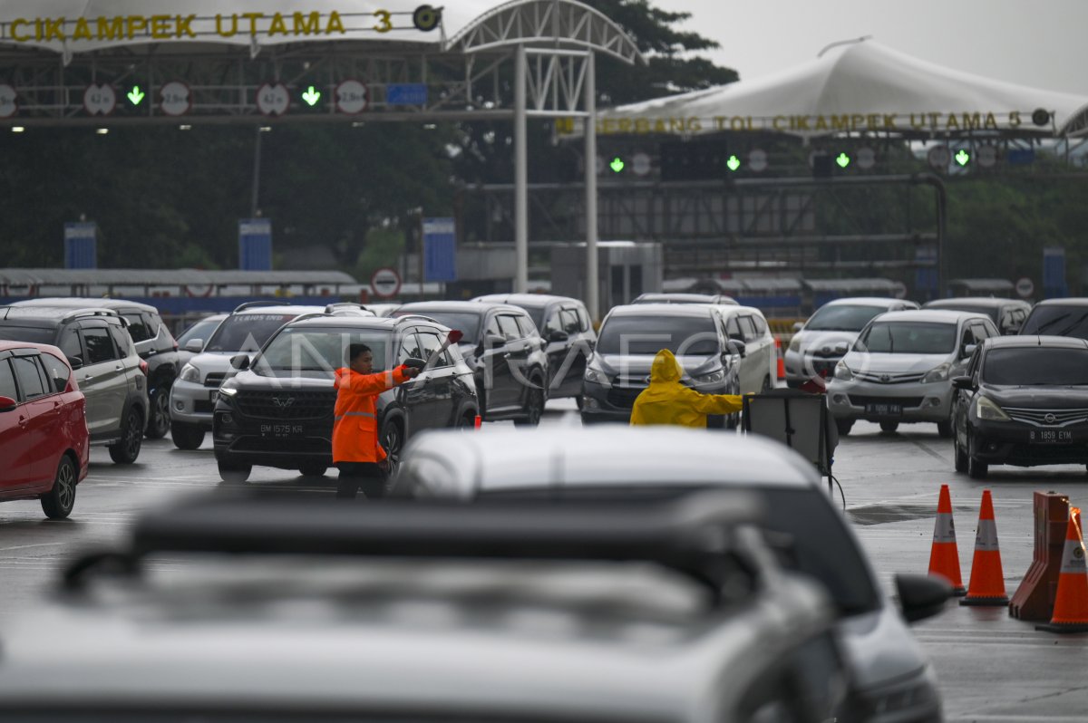Arus kendaraan di Gerbang Tol Cikampek Utama | ANTARA Foto