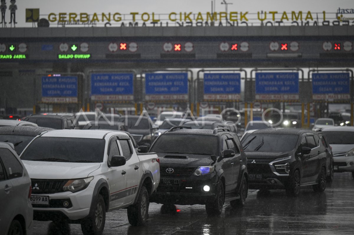 Arus kendaraan di Gerbang Tol Cikampek Utama | ANTARA Foto