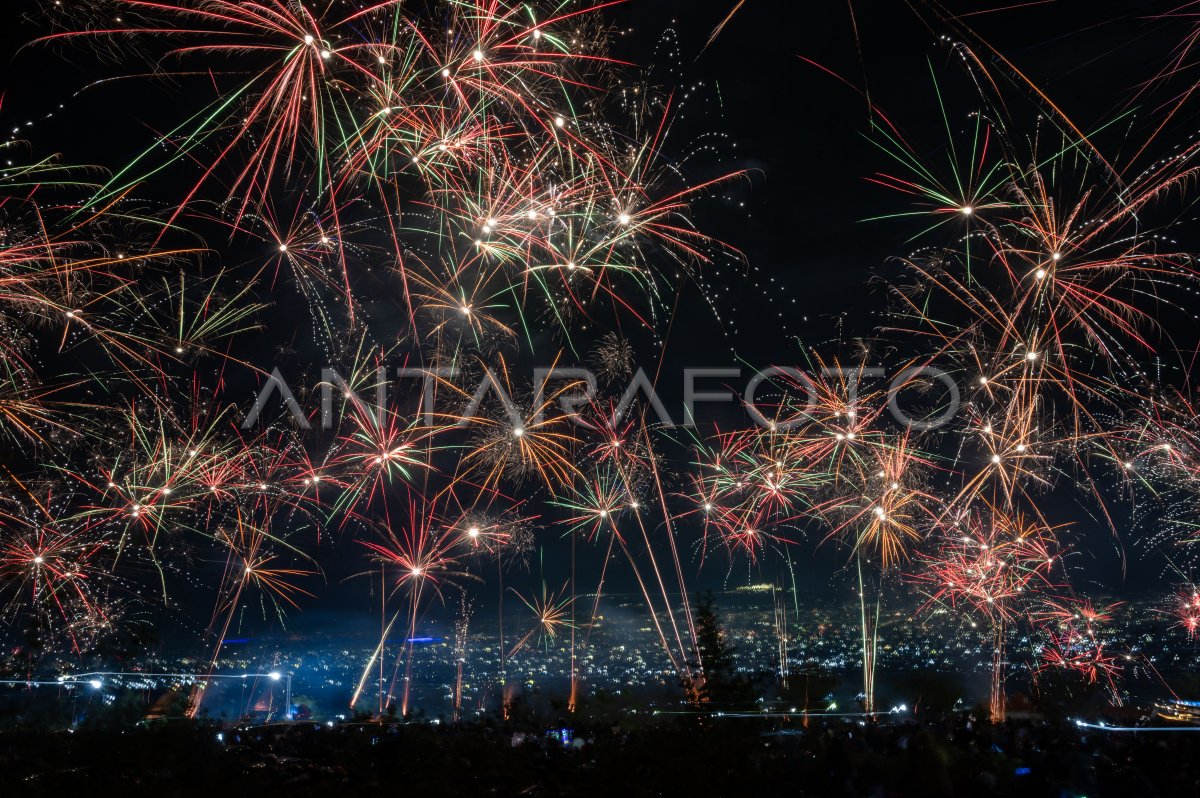 Pesta kembang api Tahun Baru 2025 di Palu | ANTARA Foto Pesta kembang api Tahun Baru 2025 di Palu | ANTARA Foto