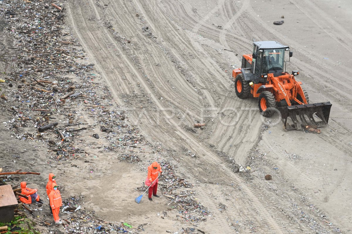 Aksi bersih sampah laut di Pantai Kuta | ANTARA Foto