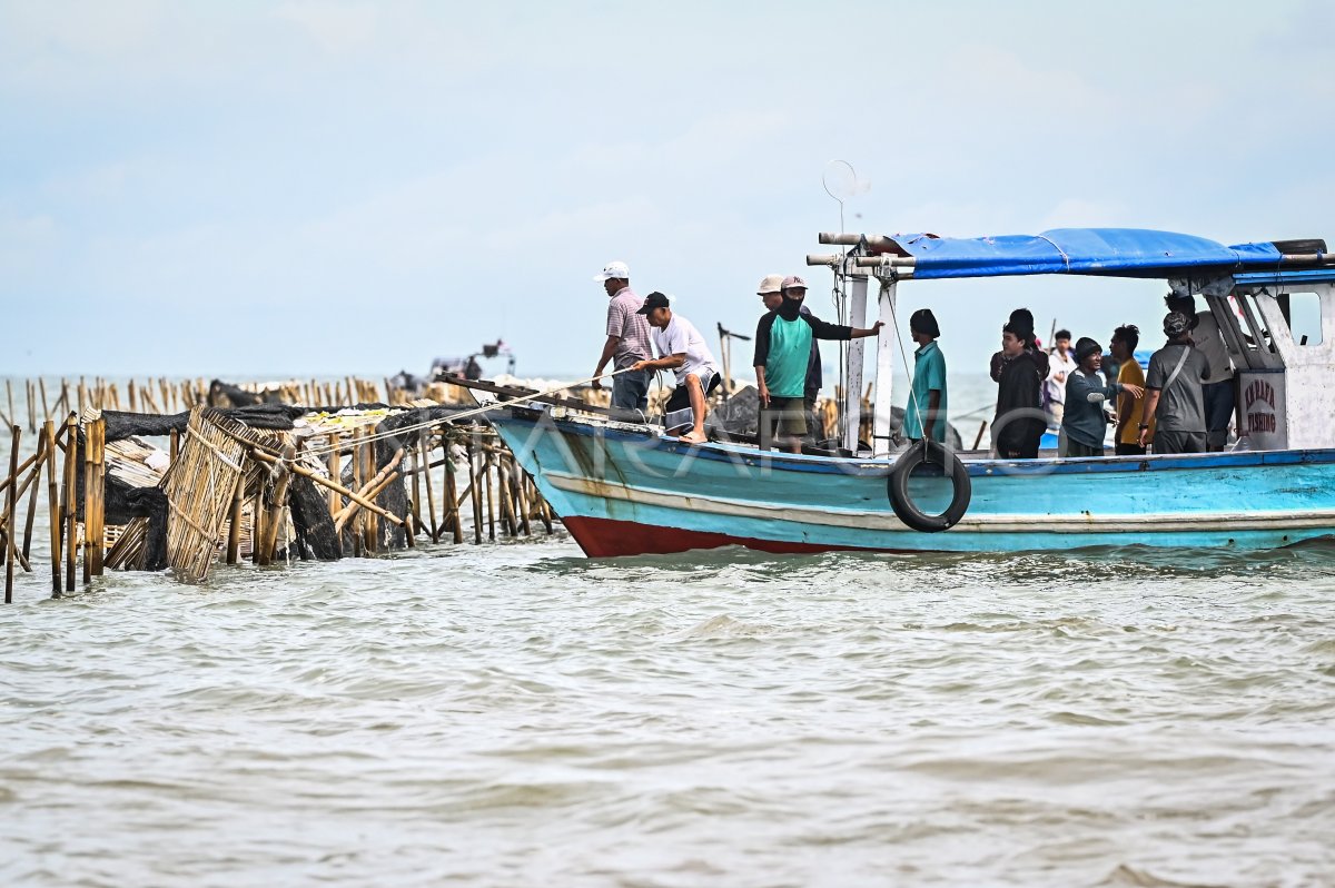 TNI AL dan nelayan bongkar pagar laut di Tangerang | ANTARA Foto