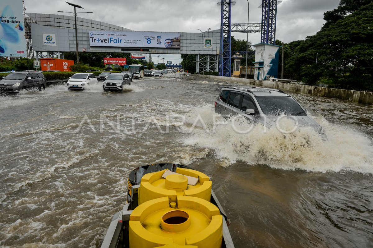 Banjir di akses Jalan Tol Bandara Soekarno-Hatta | ANTARA Foto