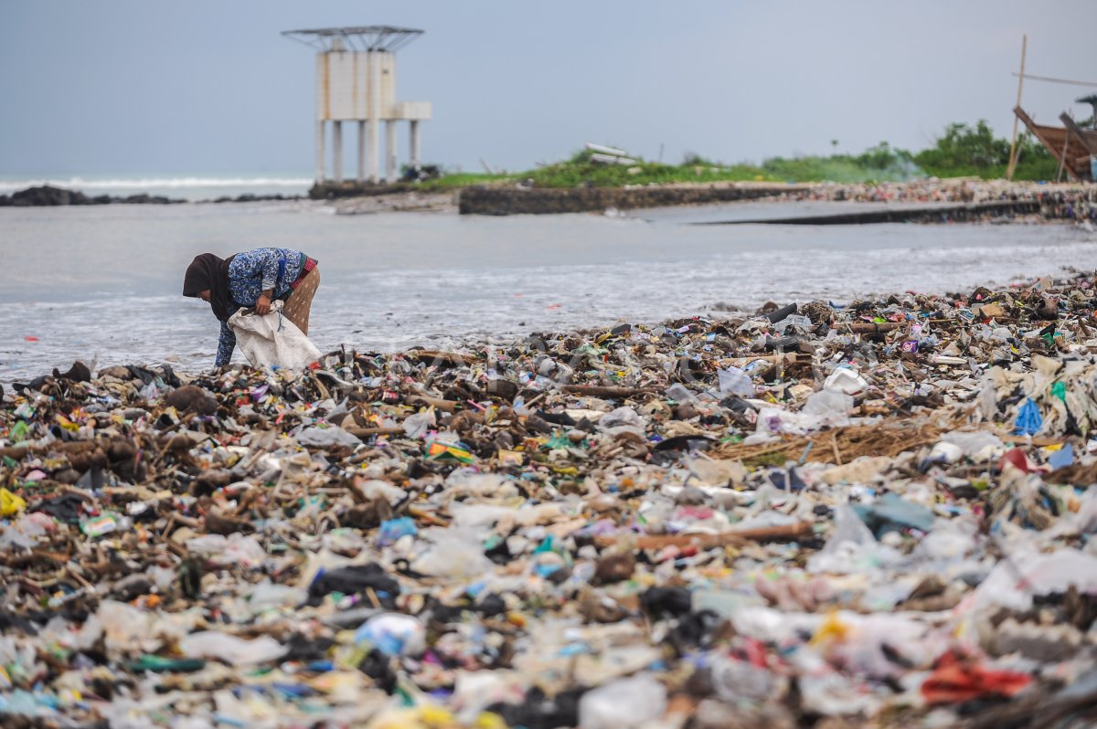 Sampah kembali menumpuk di Pantai Teluk Labuan | ANTARA Foto Sampah kembali menumpuk di Pantai Teluk Labuan | ANTARA Foto