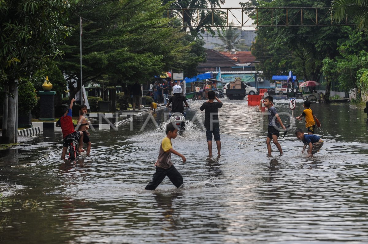 Banjir akibat curah hujan tinggi di Rangkasbitung | ANTARA Foto Banjir akibat curah hujan tinggi di Rangkasbitung | ANTARA Foto