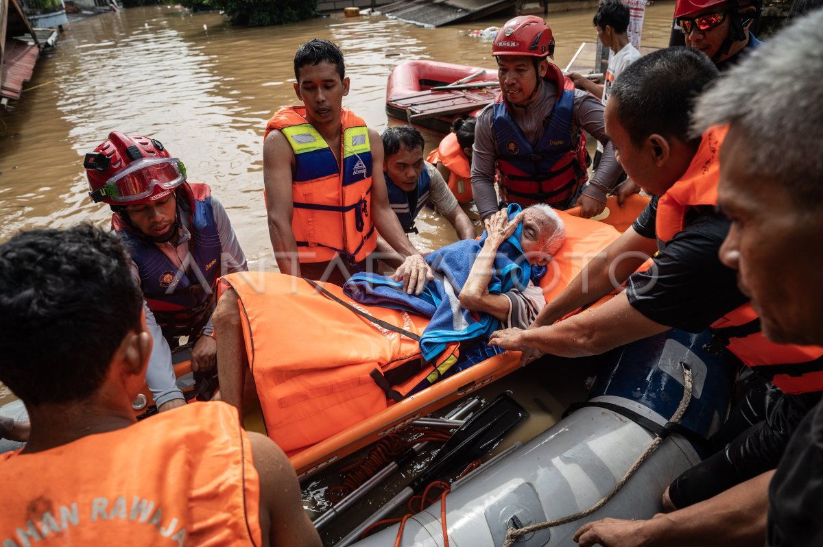 Evakuasi warga terdampak banjir di Jakarta | ANTARA Foto