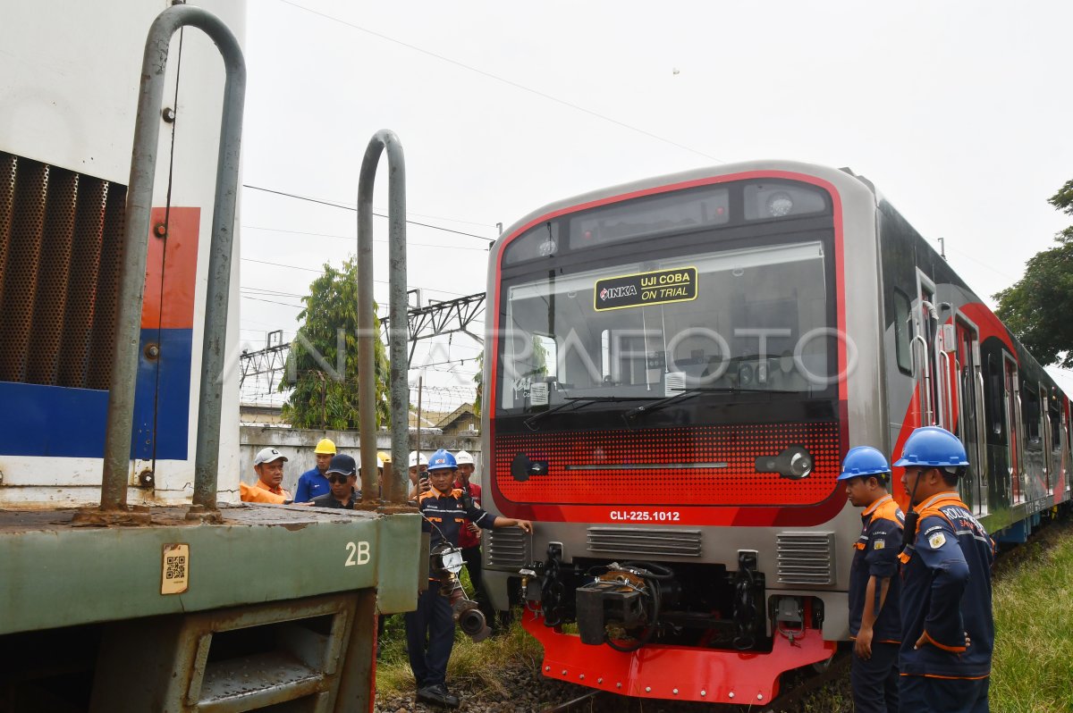Uji coba KRL produksi INKA | ANTARA Foto