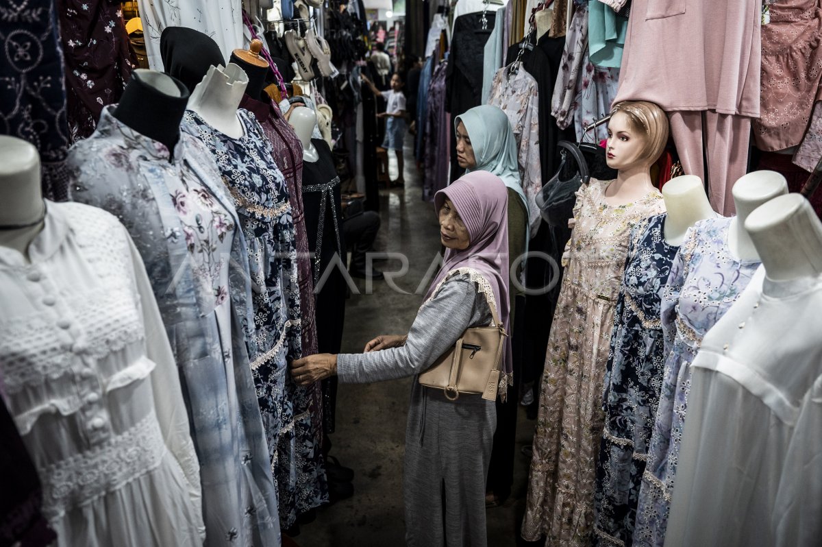 Berbelanja kebutuhan lebaran di Pasar Johar Semarang | ANTARA Foto