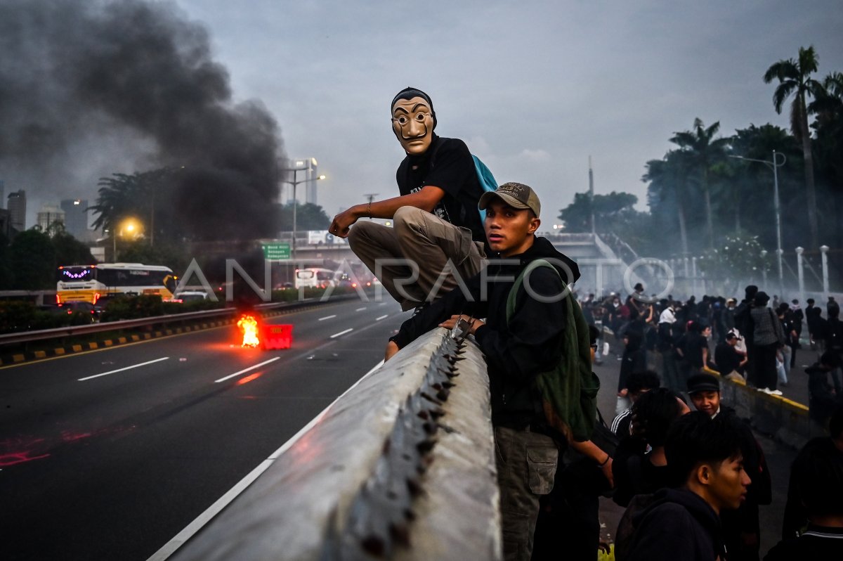 Aksi menyikapi revisi UU TNI | ANTARA Foto