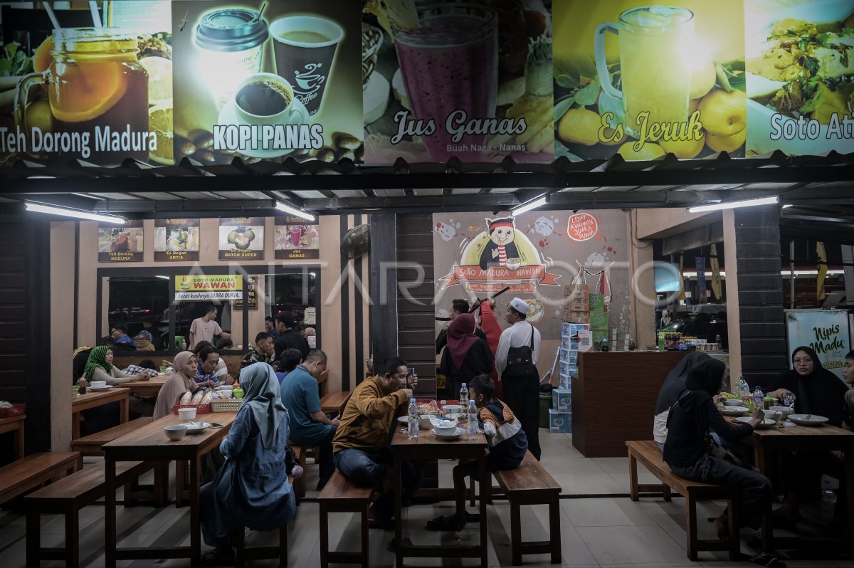 Pemudik sahur di rest area Tol Japek | ANTARA Foto