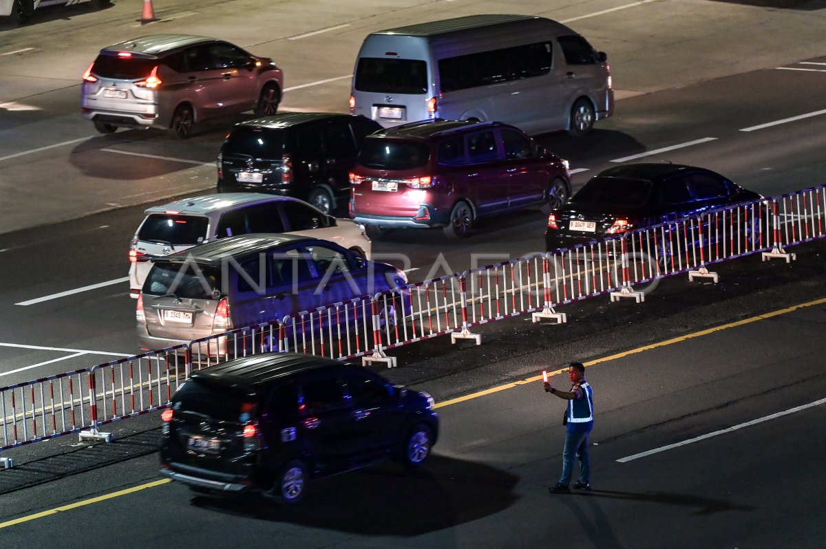 Arus kendaraan di gerbang tol Cikatama | ANTARA Foto