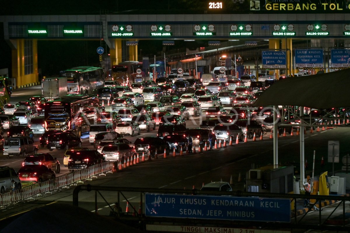 Arus kendaraan di gerbang tol Cikatama | ANTARA Foto