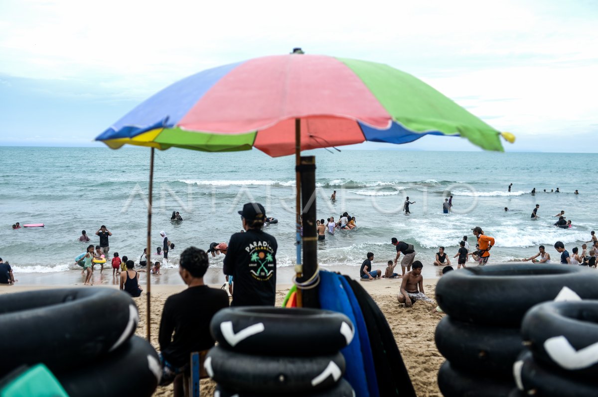 Libur Lebaran di wisata Pantai Anyer | ANTARA Foto