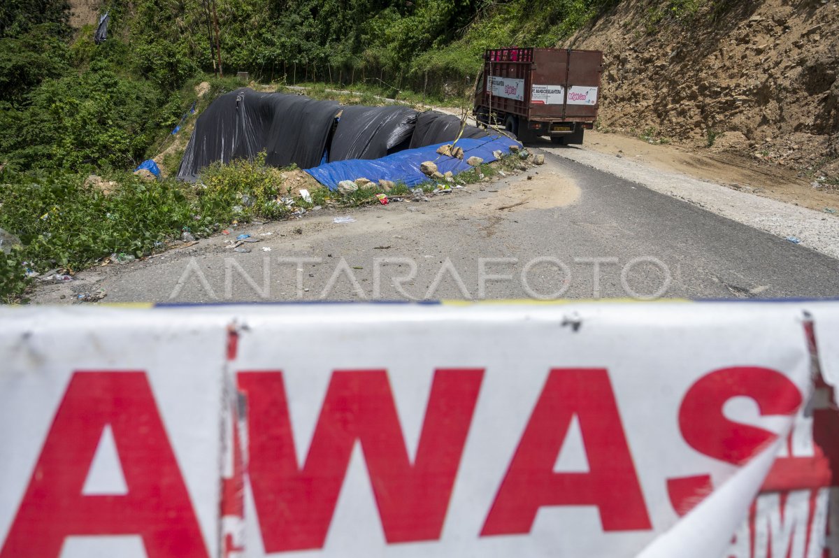 Jalan Jalur Timur Trans Sulawesi Amblas | ANTARA Foto