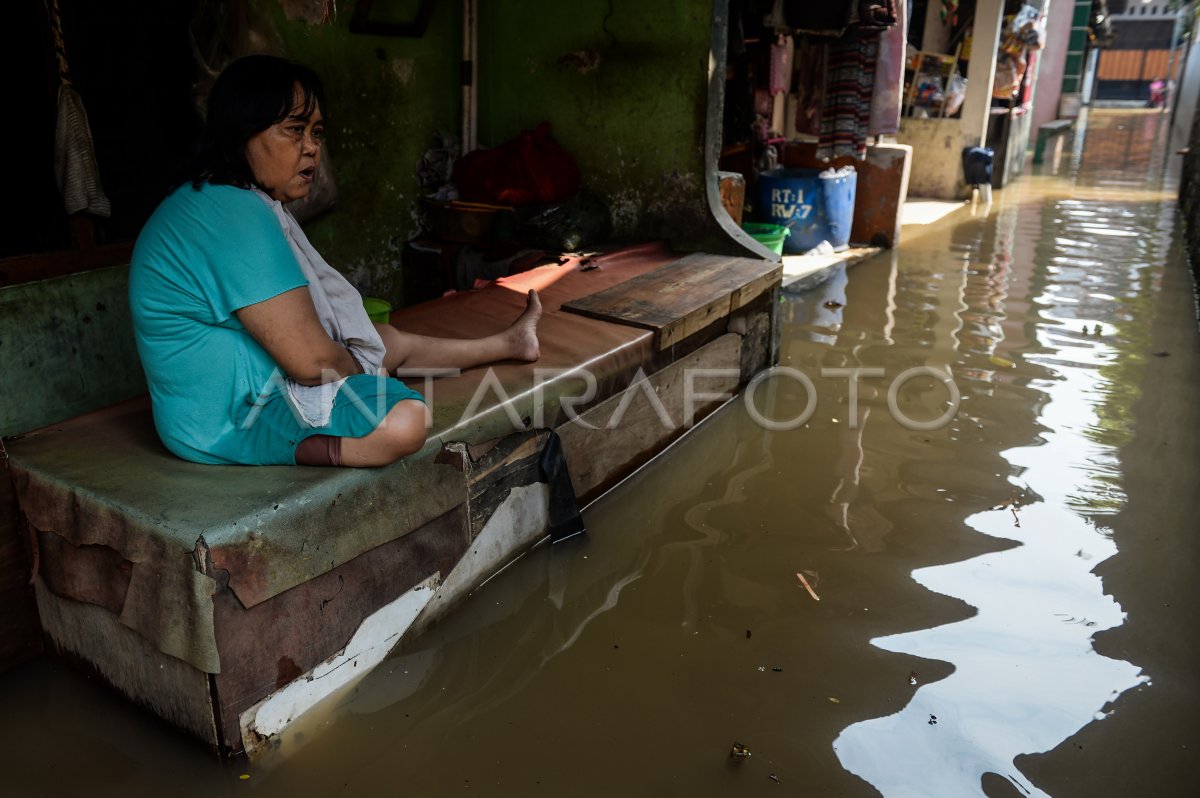 Banjir akibat luapan Kali Angke di Tangerang | ANTARA Foto