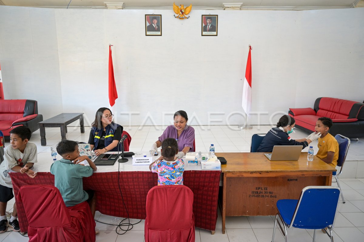 Pemeriksaan kesehatan siswa sekolah rakyat di Kupang | ANTARA Foto