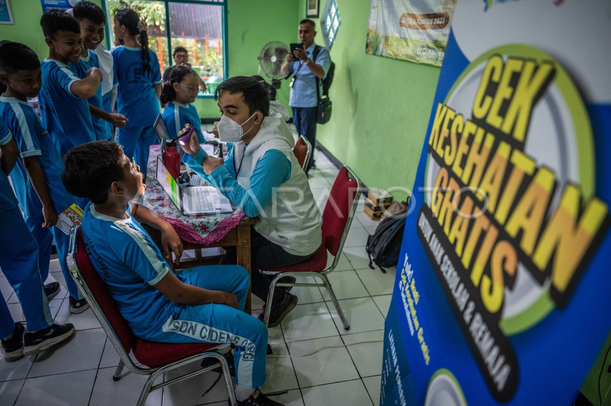 Pelaksanaan Cek Kesehatan Gratis Sekolah | ANTARA Foto