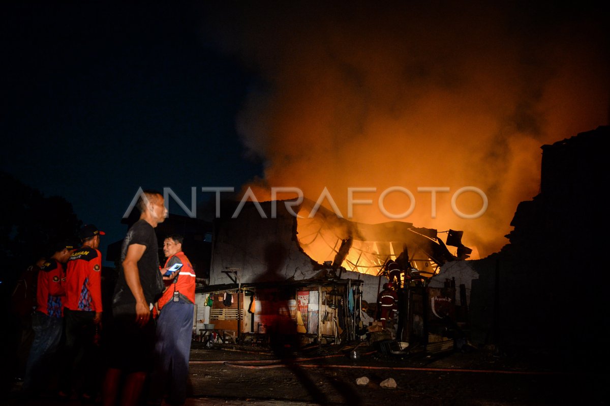 Kebakaran pabrik konstruksi di Tangerang Selatan | ANTARA Foto
