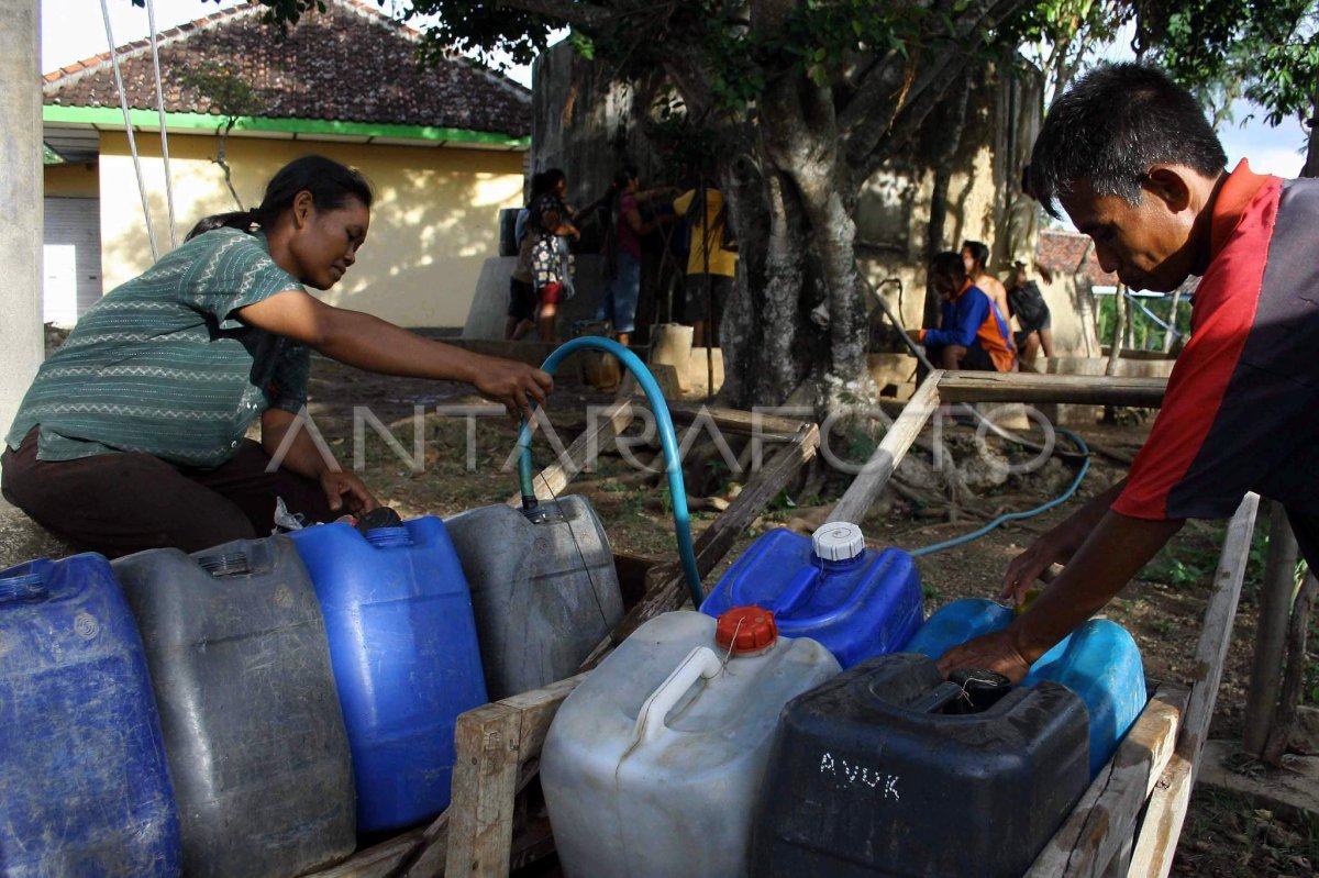 KESULITAN AIR BERSIH | ANTARA Foto