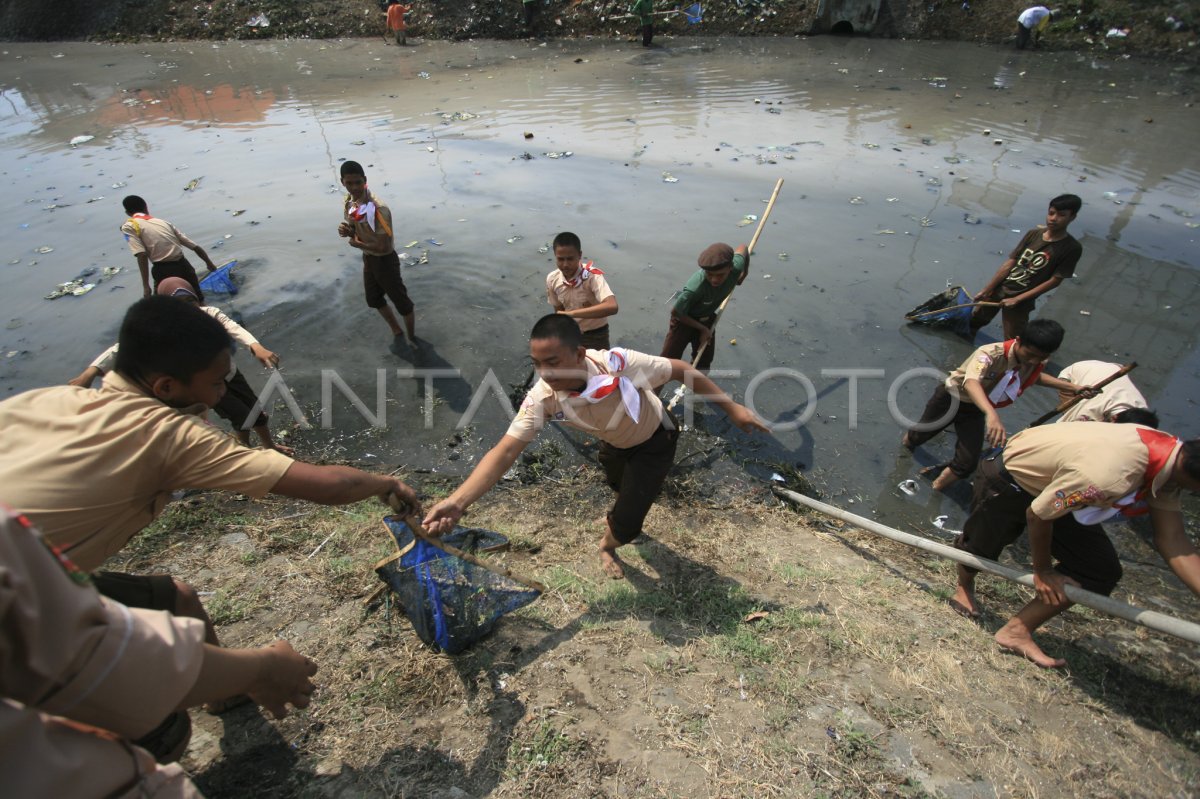 BERSIHKAN SUNGAI | ANTARA Foto