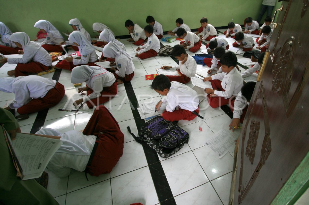 BELAJAR DI LANTAI | ANTARA Foto