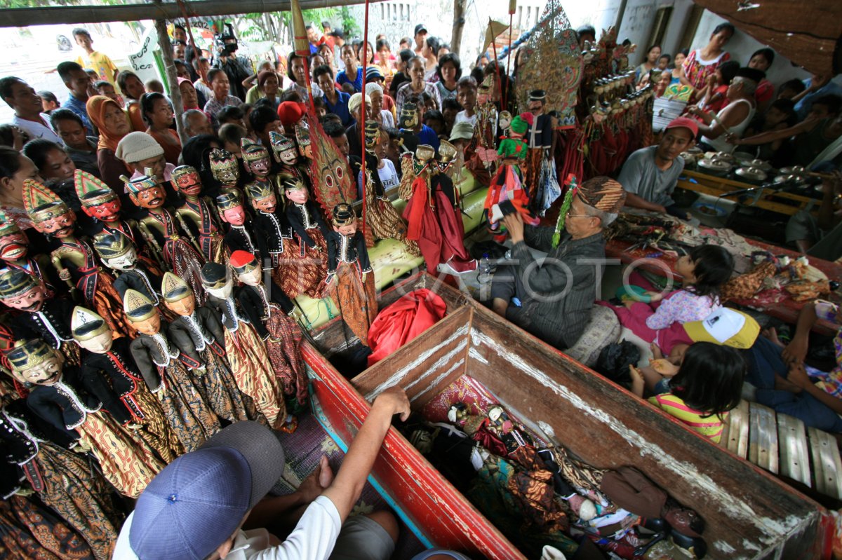Pertunjukan Wayang Golek Cepak Antara Foto