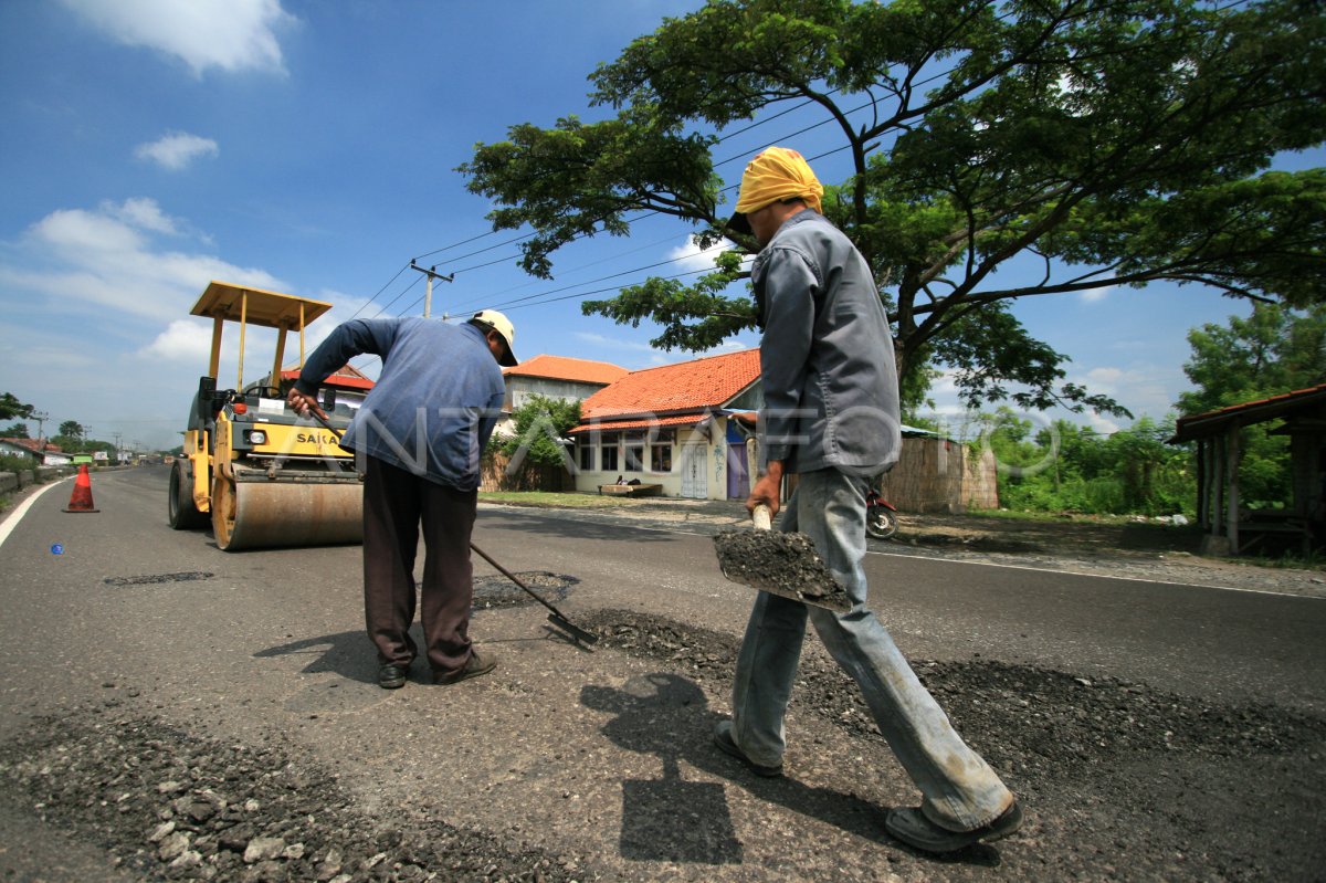 PERBAIKAN JALUR PANTURA | ANTARA Foto