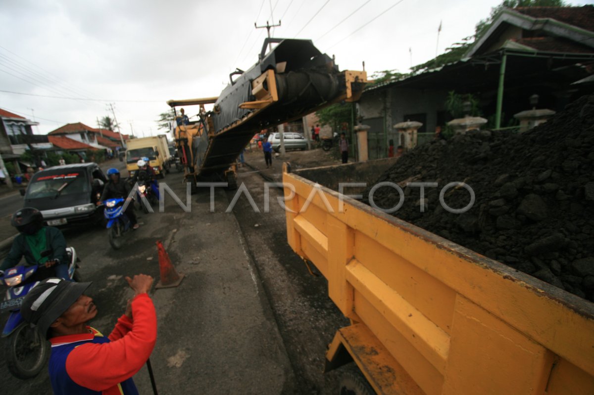 PERBAIKAN JALUR PANTURA | ANTARA Foto