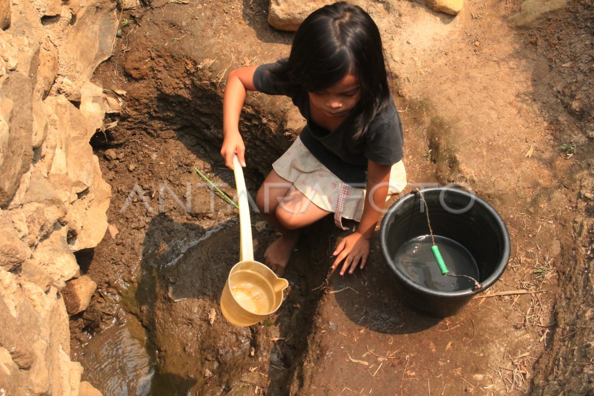 KEKERINGAN MAKIN MELUAS | ANTARA Foto KEKERINGAN MAKIN MELUAS | ANTARA Foto