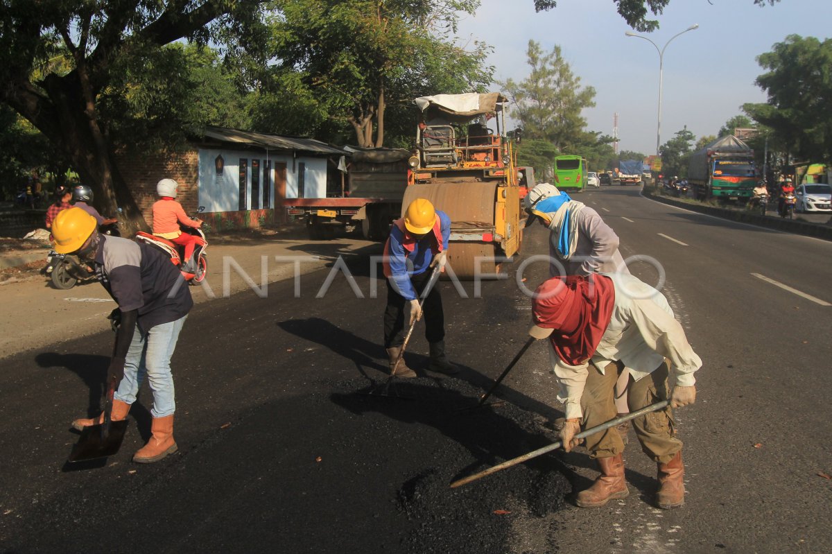PERBAIKAN JALUR PANTURA | ANTARA Foto